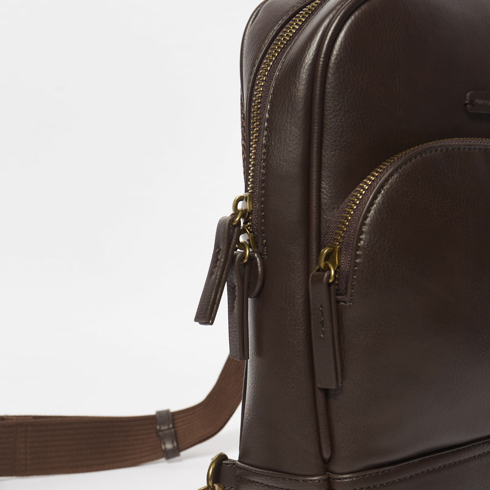Bolso café con textura para hombre