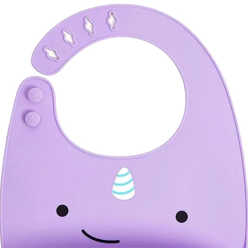 Babero morado con estampado para bebé niña