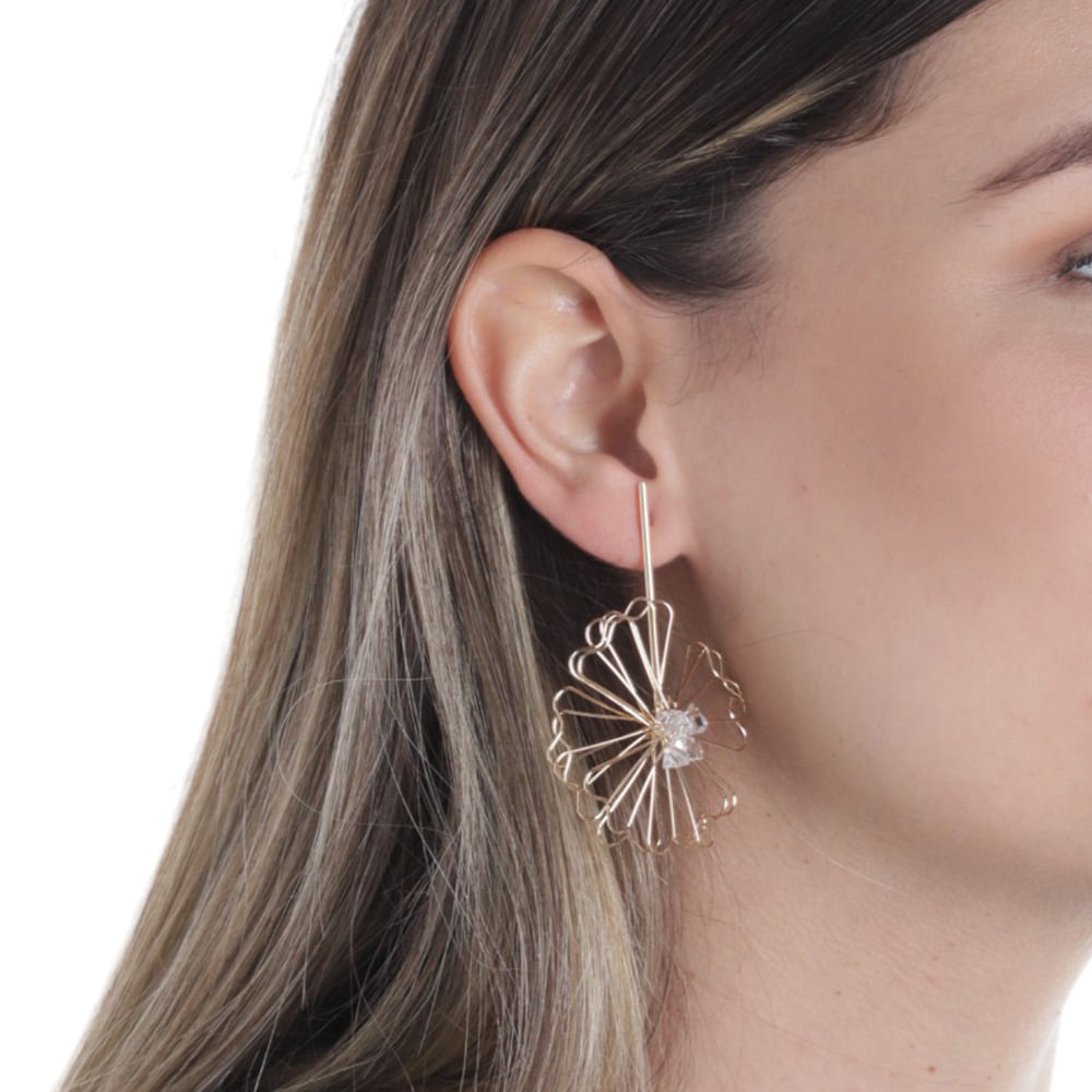 Aretes de flor dorados para mujer