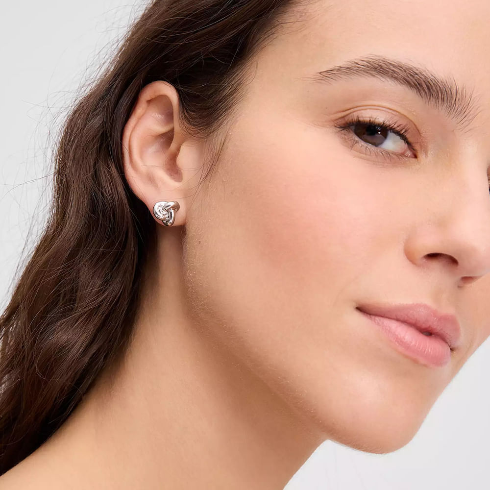 Aretes con doble nudo color plateado para mujer - Siman Guatemala